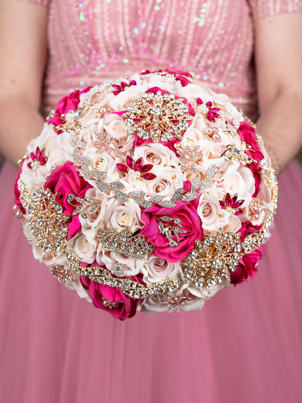 Ivory with Fuchsia quinceanera bouquet | Fucshia Gold Mis quince ramo ...