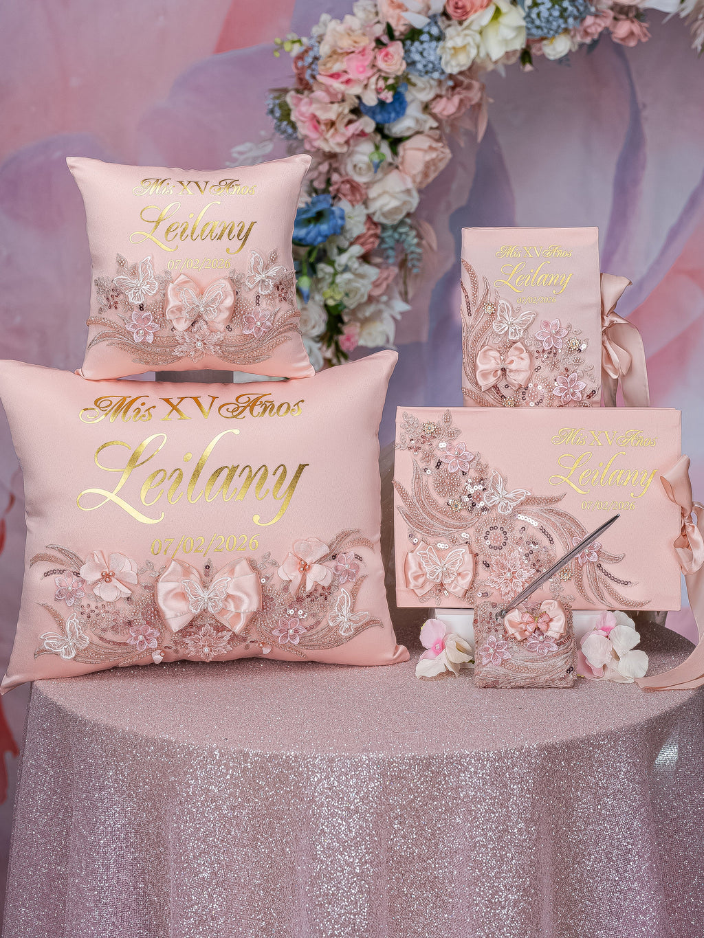 Paquete con temática de quinceañera en oro rosa que incluye juego de a ...